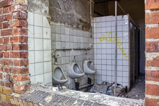 Sulit Buang Air Kecil di Toilet Umum? Awas Mungkin Itu Shy Bladder Syndrom